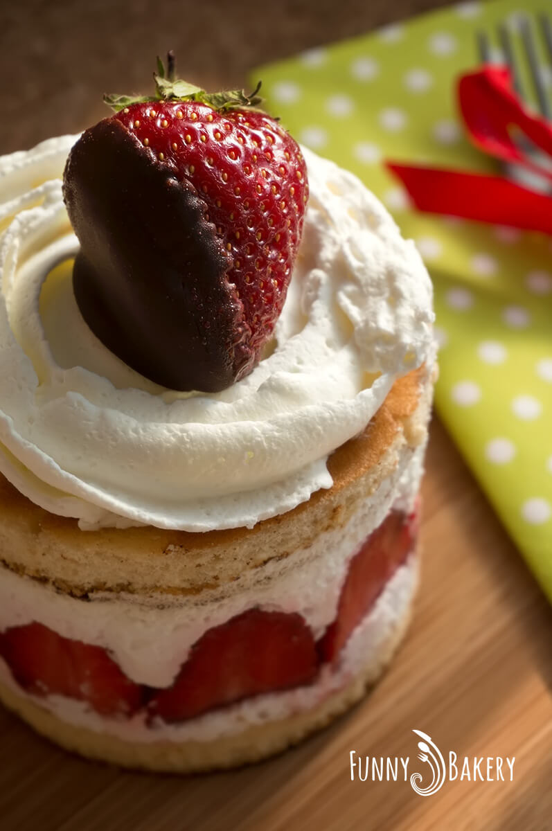 Мини сметанови тортички с ягоди